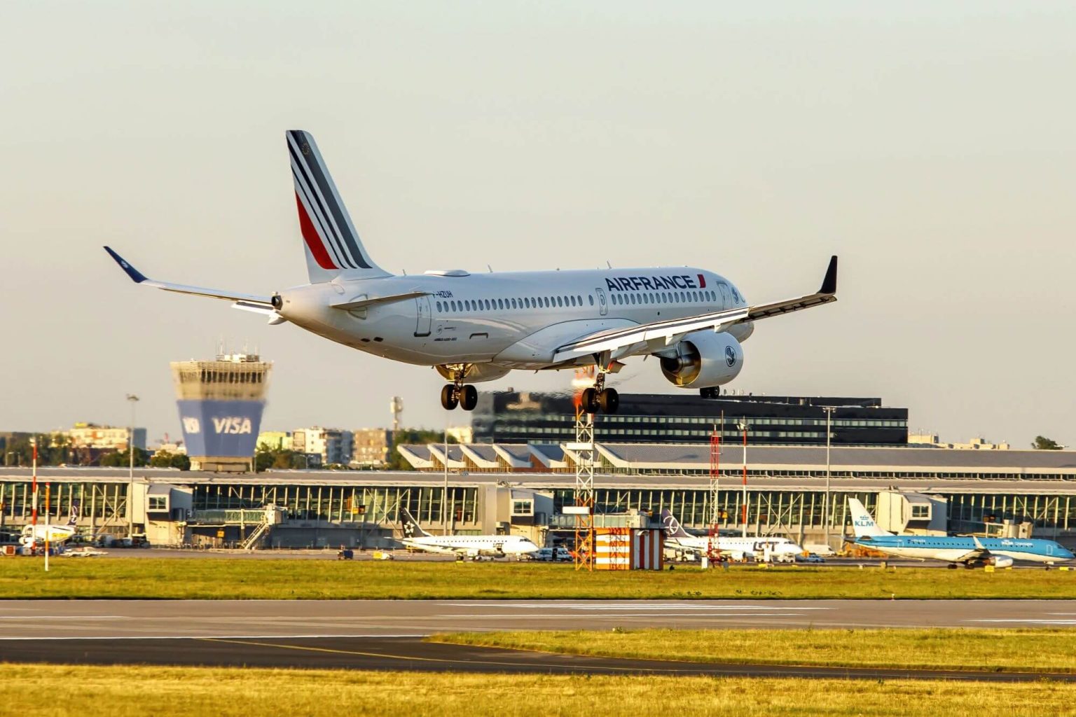 Airbus A220: Features, Specs, and Benefits of the A220 Family ...